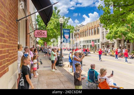 People enjoying the Franklin Rodeo Parade Stock Photo - Alamy