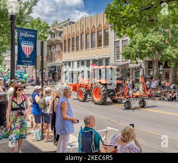 People enjoying the Franklin Rodeo Parade Stock Photo - Alamy