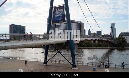 Holbeinsteg, pedestrian bridge over Mein, built in 1990, view from the ...