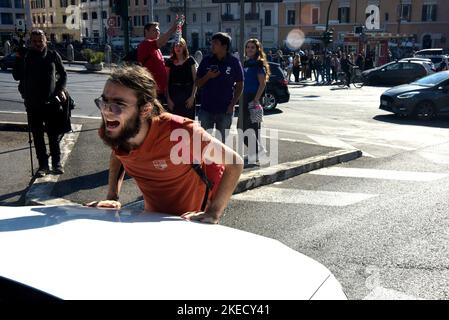 Roma, il movimento ambientalista "ULTIMA GENERAZIONE" occupa via ...