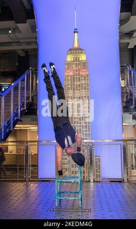 Hand-balancer Rokardy Rodriguez of Big Apple Circus poses on grand ...