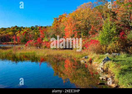 16-acre Crater Lake in Delaware Water Gap National Recreation, New ...