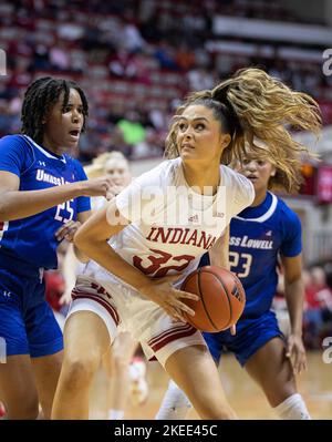 Indiana Hoosiers forward Alyssa Geary (32) goes to the basket against ...