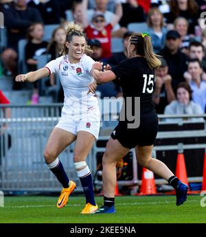 England's Ellie Kildunne celebrates scoring the opening try with team ...