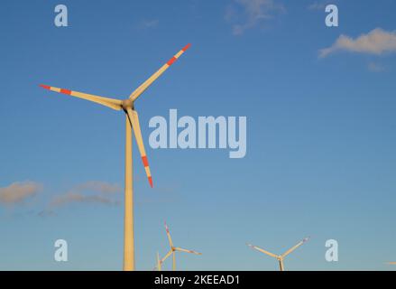 Leipzig, Germany. 05th Nov, 2022. Wind turbines along highway 9 near ...