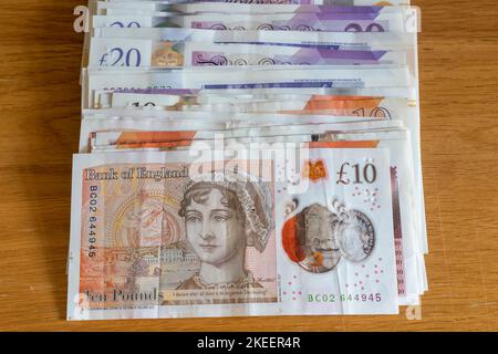 An envelope full of British £20 and £10 pound notes Stock Photo - Alamy