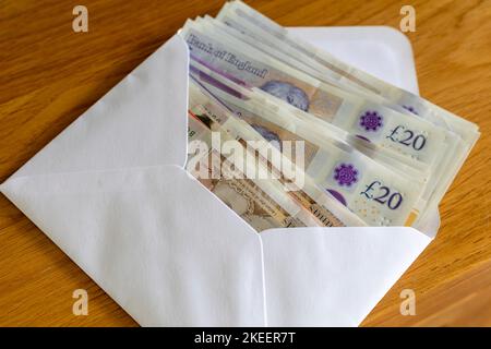 An envelope full of British £20 and £10 pound notes Stock Photo - Alamy