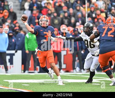 Illinois quarterback Tommy DeVito throws during the first half of the ...