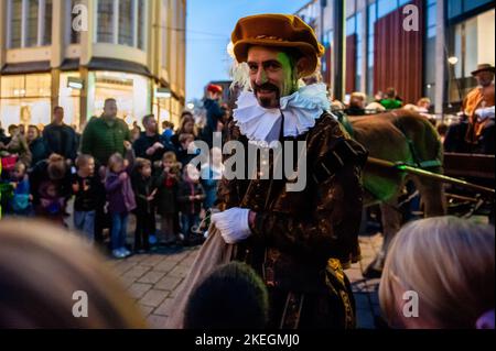 dutch zwarte piet, traditional costume and black face for the ...