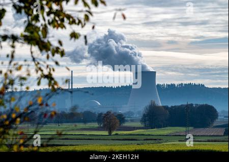 Niederaichbach, Germany. 07th Nov, 2022. Water vapor rises from the cooling tower of the Isar 2 ...