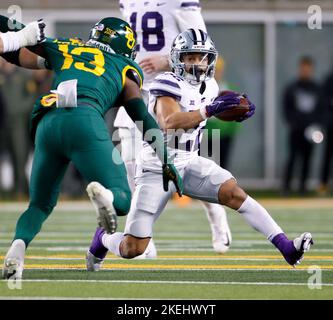 Kansas State running back Deuce Vaughn catches a pass during practice ...