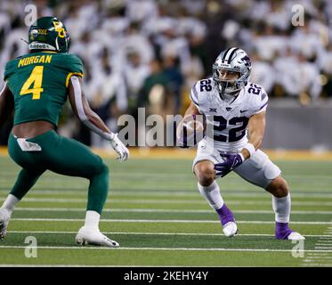 Kansas State running back Deuce Vaughn runs the ball the first half of ...