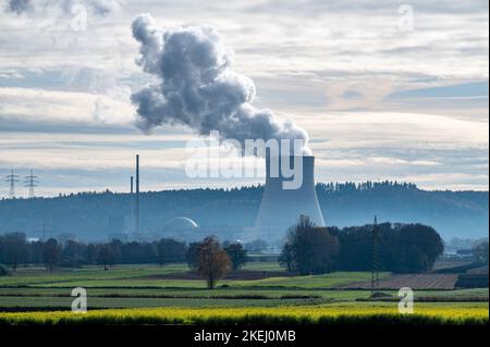 Niederaichbach, Germany. 07th Nov, 2022. Water vapor rises from the cooling tower of the Isar 2 ...