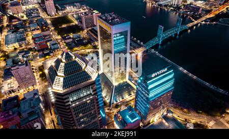 A high-angle of Saint Johns bridge suspension bridge with the cityscape ...