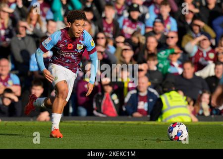 Manuel Benson #17 of Burnley during the Sky Bet Championship match ...