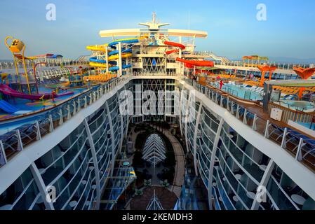 Wonder of the Seas, Royal Caribbean cruise ship Stock Photo - Alamy