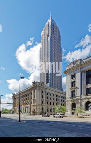 Key Tower looms behind the Howard M. Metzenbaum U.S. Courthouse. The ...