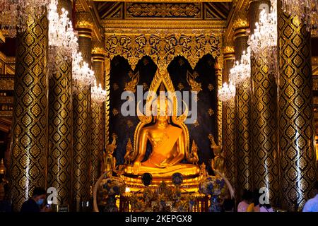Interior of the vihara and Phra Phuttha Chinnarat buddha statue for ...