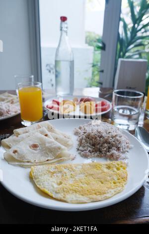 Mas huni - typical Maldivian breakfast, composed of tuna, onion ...