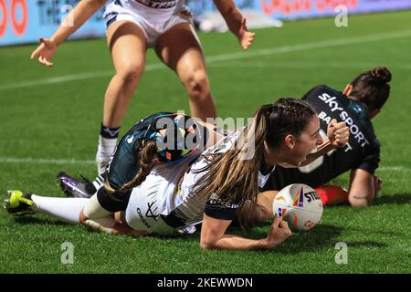 Fran Goldthorp (2) of England celebrates her try Stock Photo - Alamy