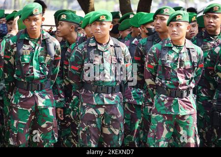 Indonesian army on duty Stock Photo - Alamy