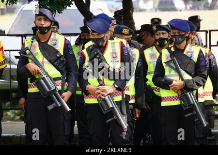 Indonesian army on duty Stock Photo - Alamy