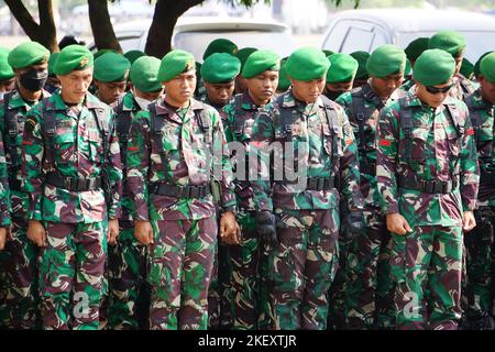 Indonesian army on duty Stock Photo - Alamy