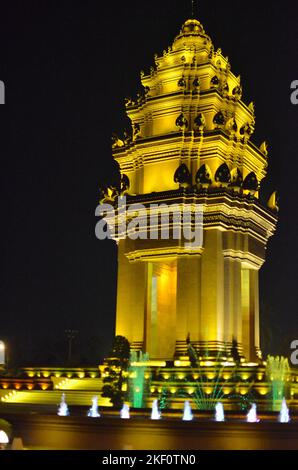 Phnom Penh at sunset with Independence Monument, Phnom Penh, Cambodia ...