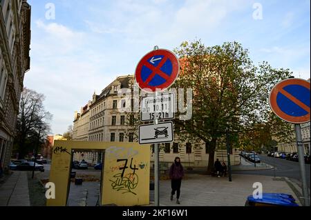 Halteverbot mit Zusatzschild Filmarbeiten Stock Photo - Alamy