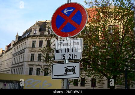 Halteverbot mit Zusatzschild Filmarbeiten Stock Photo - Alamy