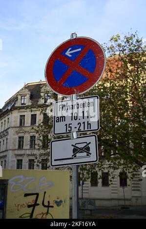 Halteverbot mit Zusatzschild Filmarbeiten Stock Photo - Alamy