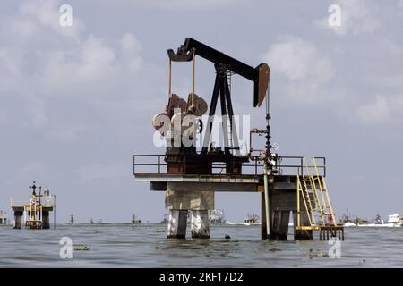 Lago de Maracaibo-Venezuela-7-07-2010- An oil Rig extraction tower is ...