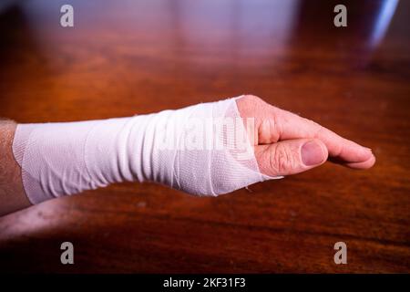 bandaging an arm from a snake bite in australia Stock Photo - Alamy