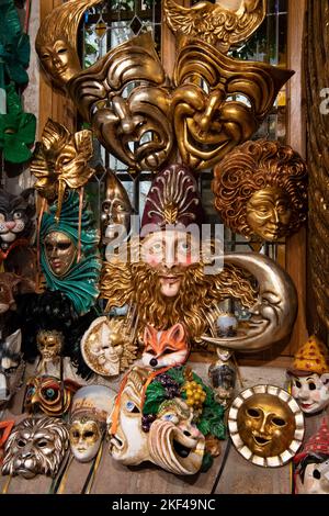 Handgefertigte venezianische Masken in einem Geschäft einer Manufaktur ...