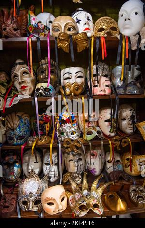 Handgefertigte venezianische Masken in einem Geschäft einer Manufaktur ...