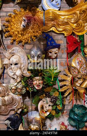 Handgefertigte venezianische Masken in einem Geschäft einer Manufaktur ...