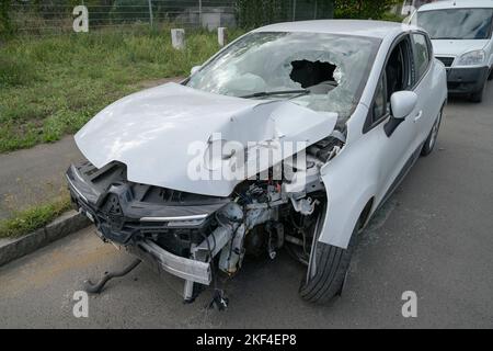 Auto mit Frontschaden Stock Photo - Alamy