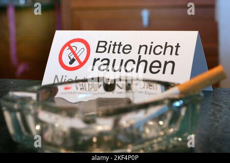 Bitte nicht rauchen, voller Aschenbecher, Rauchverbot Stock Photo - Alamy