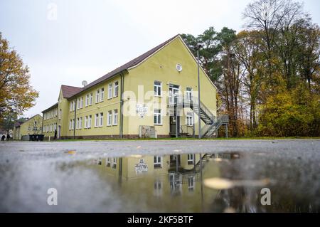 Bad Fallingbostel, Germany. 16th Nov, 2022. Refugees walk across the ...