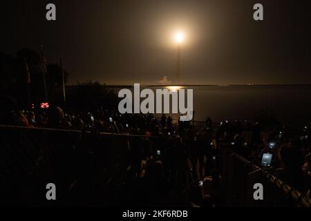 Florida, US, 16/11/2022, Guests watch the launch of NASA's Space Launch ...
