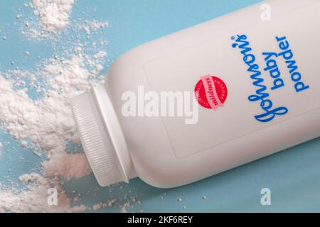 Johnsons Baby Powder Johnson and Johnson baby powder with contents ...