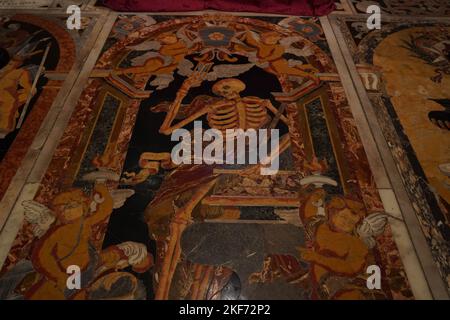 templar malta knight tomb skull skeleton detail Stock Photo - Alamy