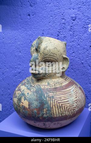 Decorative painted Huastec ceramic pottery from Tamaulipas, Mexico ...