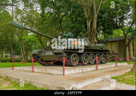 Tank 843 in the grounds of the Reunification Palace, Ho Chi Minh City, Vietnam Stock Photo - Alamy