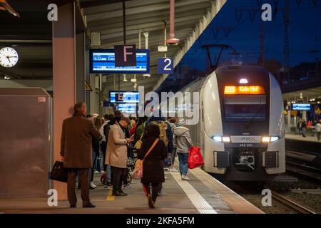 Station, local train, regional express RE6, RRX, to Cologne, arrives ...