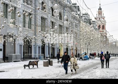 Moscow, Russia. 17th Nov, 2022. A woman walks in snow in Moscow, Russia ...