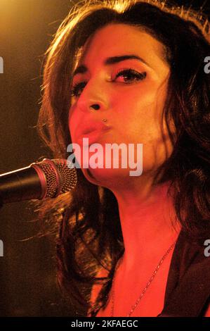 AMY WINEHOUSE, YOUNG, 2004: Amy Winehouse at the Barfly Club in Cardiff ...