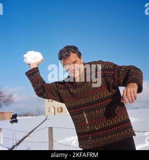 Harald Leipnitz, deutscher Schauspieler, tobt im Schnee bei München ...