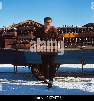 Harald Leipnitz, deutscher Schauspieler, bekommt eine Lieferung ...