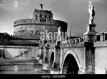 Blick auf die Engelsburg / Castel SantAngelo von der Ponte Sant Angelo ...